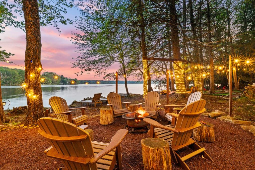 Lakehouse with Boats, MiniGolf, Sauna, HotTub, Swings and Playground ...