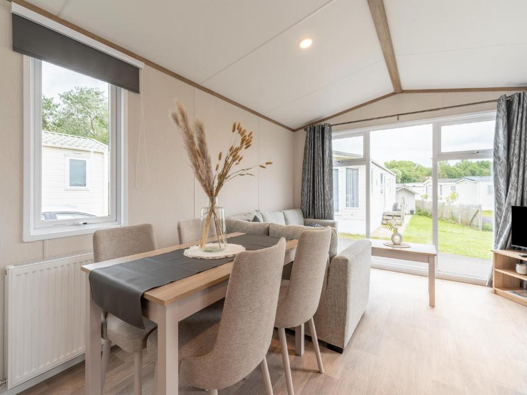 Chalet in De Haan near Sandy Beaches, cleaning included, De Haan ...