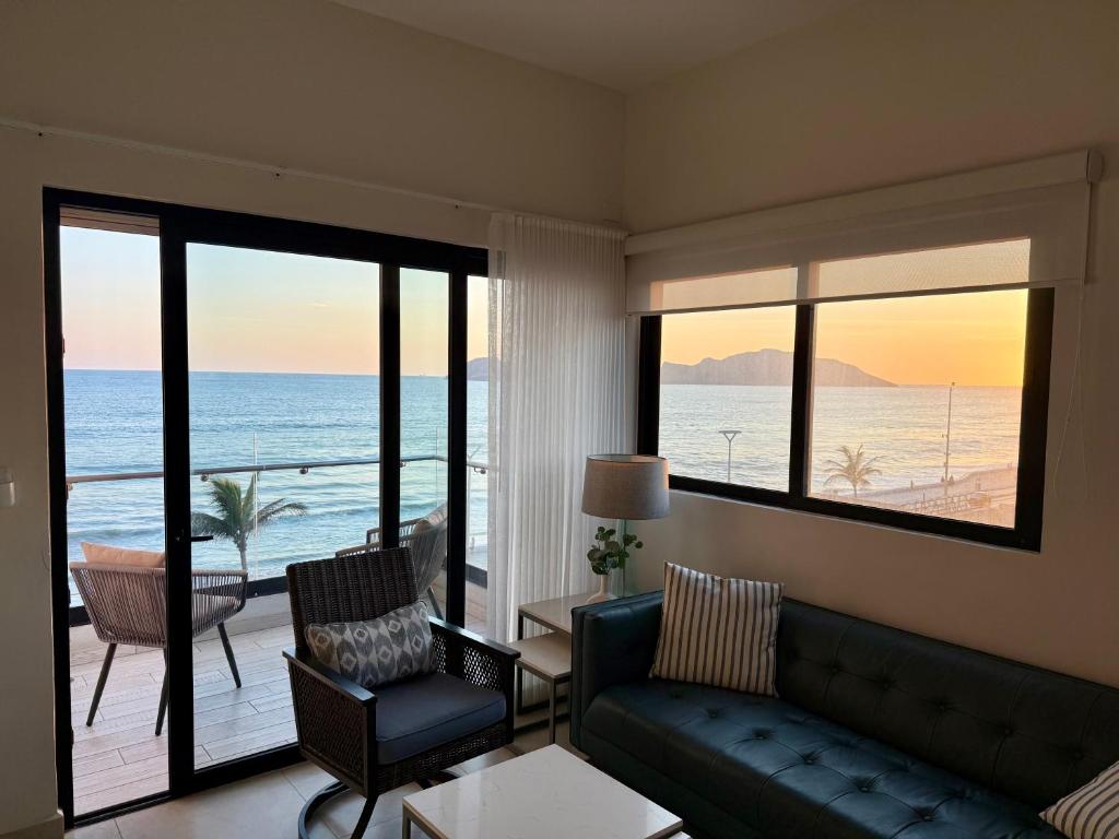 Altomare Panoramic-- Frente al Mar y Parque Central --Excelente Vista ...