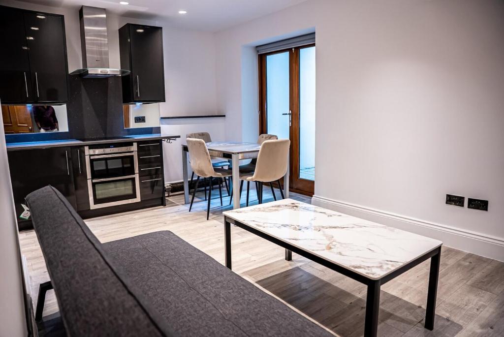 Spacious 2-BDR Flat! 1 minute to tube station, London (updated prices 2026)