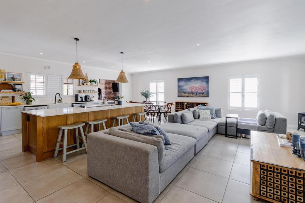 Cape Dutch Home in Paradyskloof, Stellenbosch, Stellenbosch ...