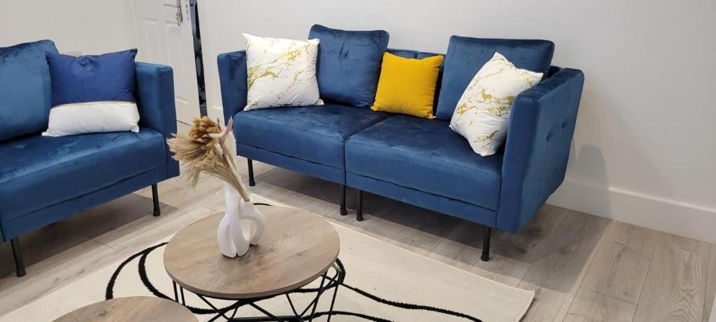 Dagenham - House - Sleeps 4 - Garden - City Centre, Dagenham (updated ...