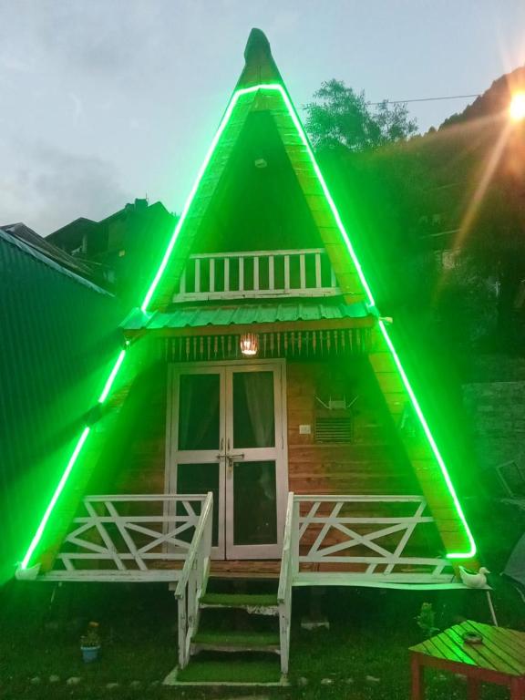 Cozy & premium wooden huts, Manāli (updated prices 2025)