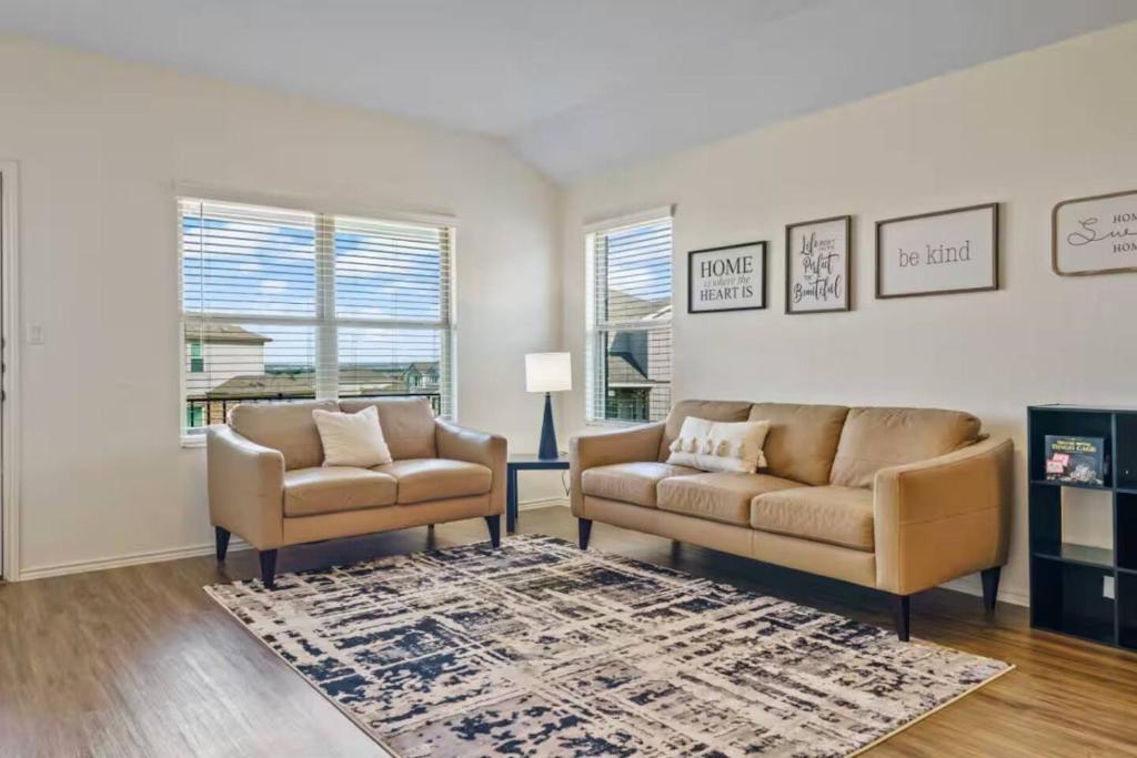 Family Friendly - Private - Spacious - Modern - Pool, Round Rock ...