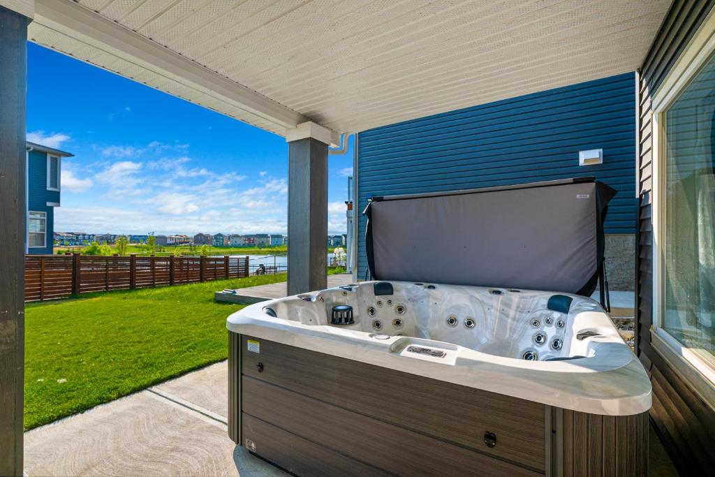 The Ultimate Getaway with Central AC, 3 King Beds, Hot Tub, Pool Table ...