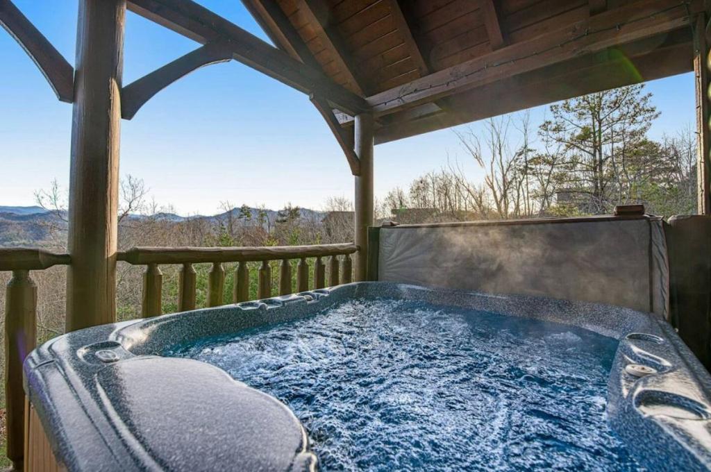 Sawmill Lodge: Hot Tub, Theater, Putt Putt & Views, Sevierville ...