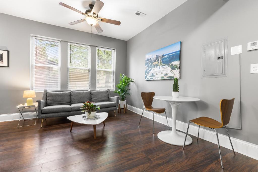 Stylish Humboldt Park Retreat - Walk to Parks & Easy Transit!, Chicago ...