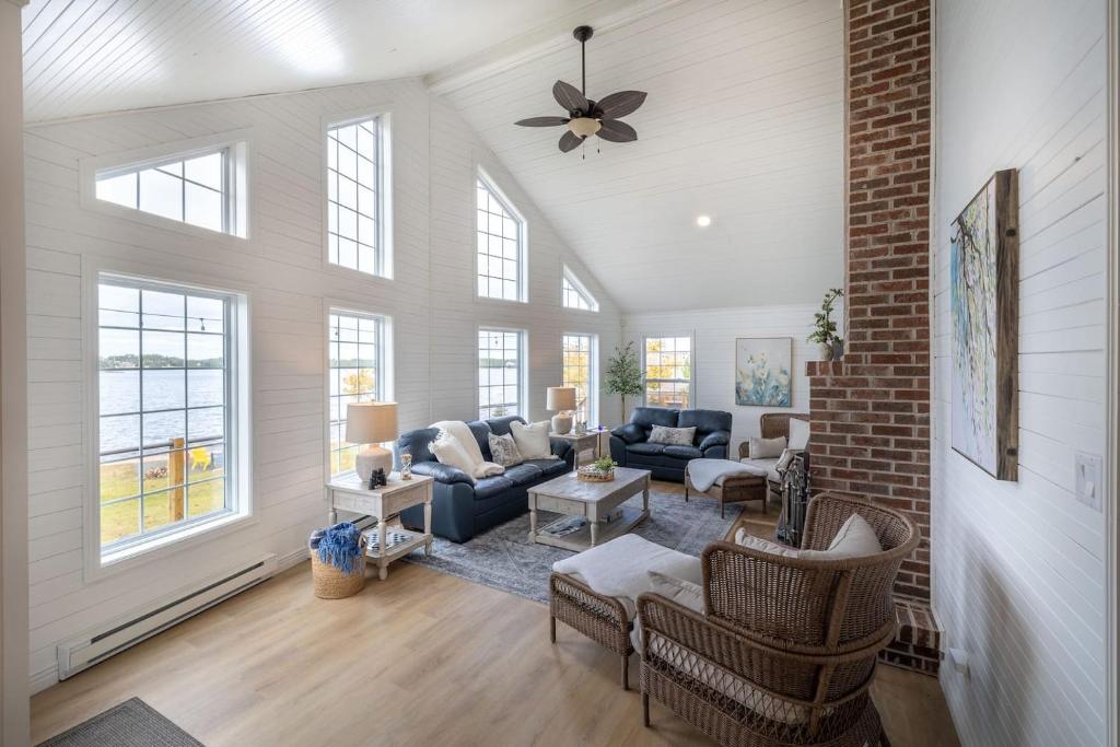 The Bluebird Cottage Lake Front 4Bdrms, Holyrood (updated prices 2026)