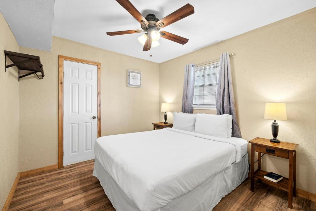 The Claire Hotel, Canyon Lake (updated prices 2025)