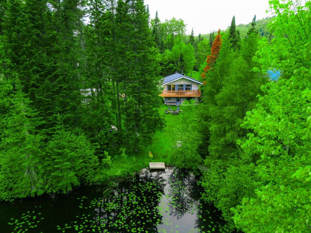 Le Chalet Blanc, bord de lac & jacuzzi, Saint Adolphe D'Howard (updated ...