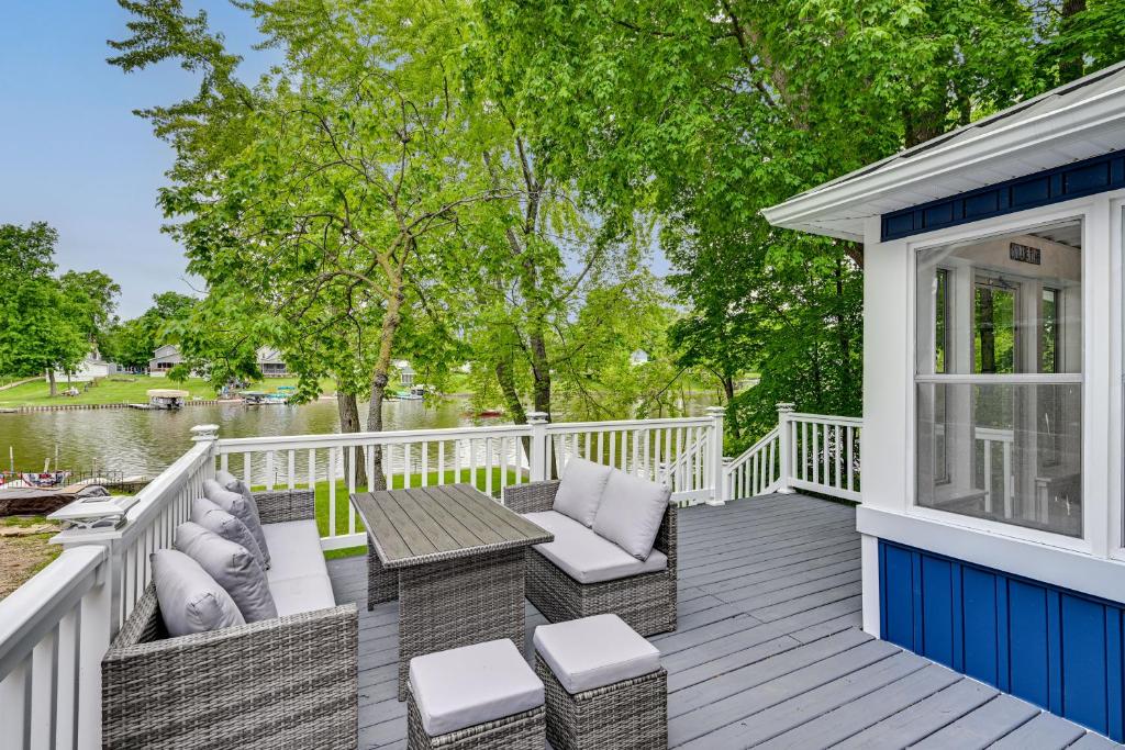 Lakefront Getaway with Private Dock in Colon!, Colon (updated prices 2026)