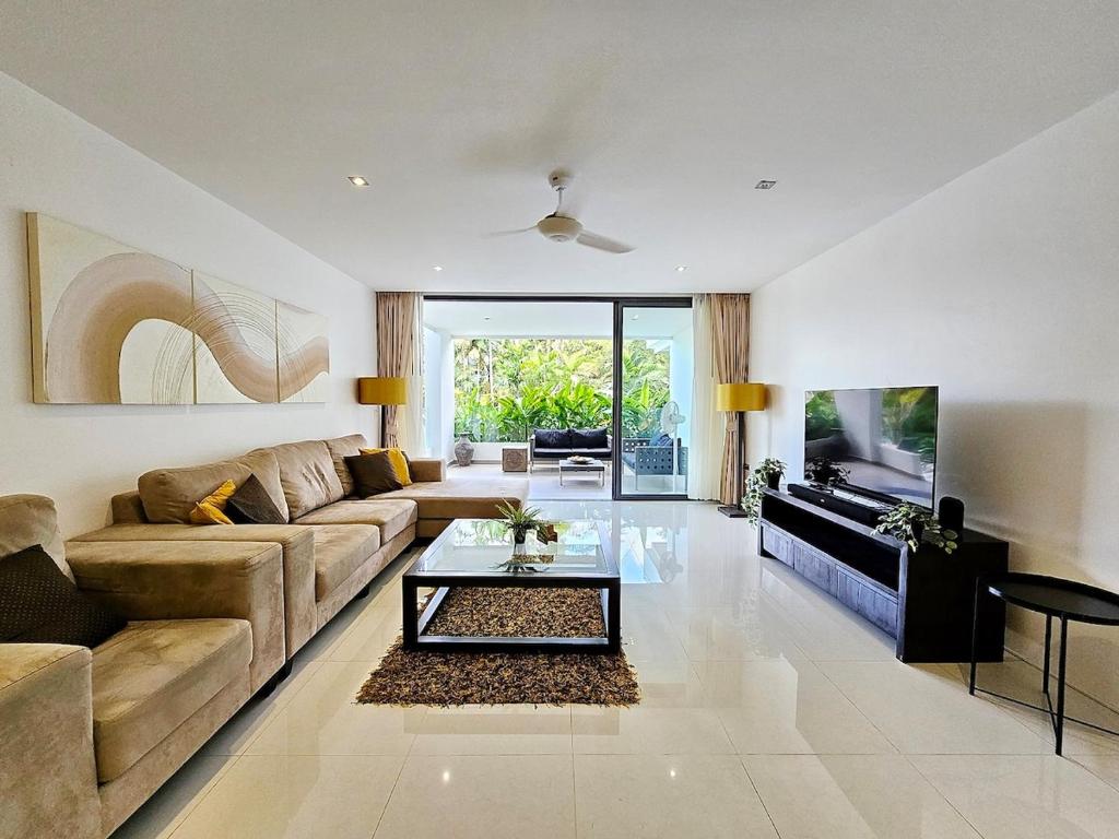 Stylish 2-Bedroom Apartment with Pool Access, Ban Lum Fuang (updated ...