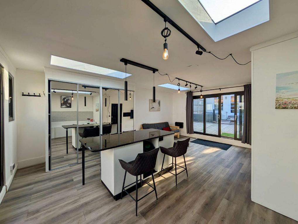 Charming 5 Bed London House with Courtyard, Hendon (precios ...