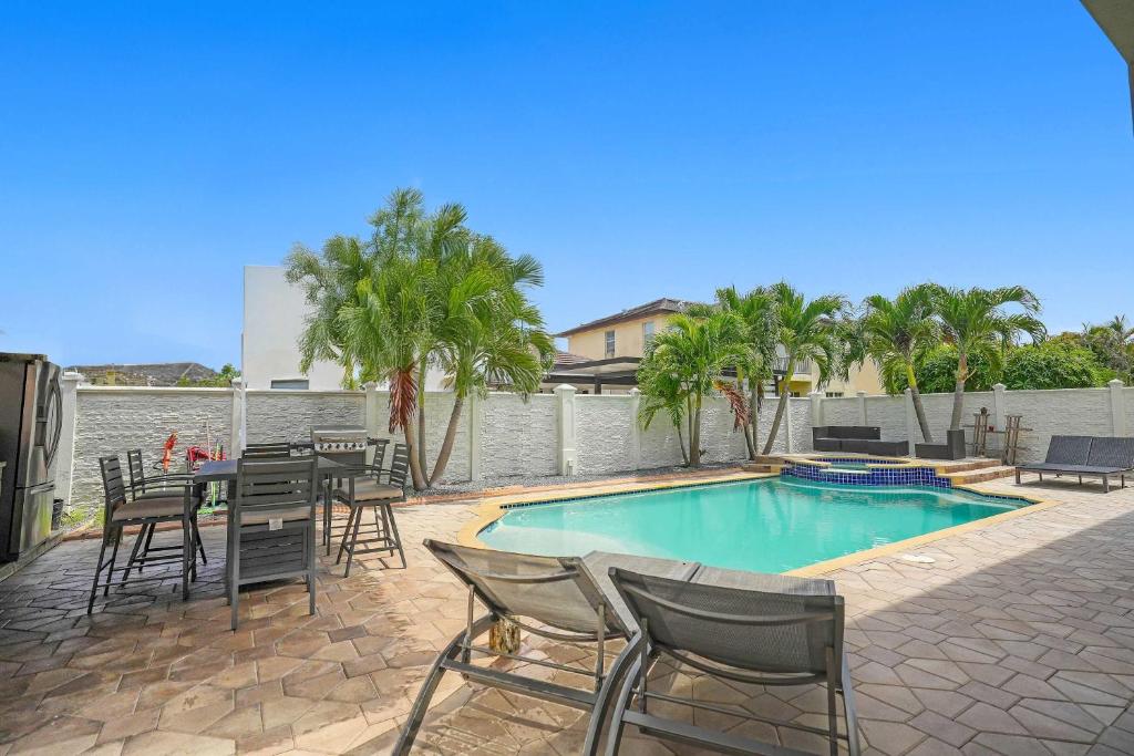 5BD, 5BA, Tropical Oasis, Pool, Patio and Fun, Hialeah (prezzi ...