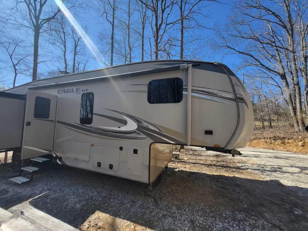 5th Wheel RV in campground, 2-bedroom, 1 bathroom, perfect for up to 6 ...