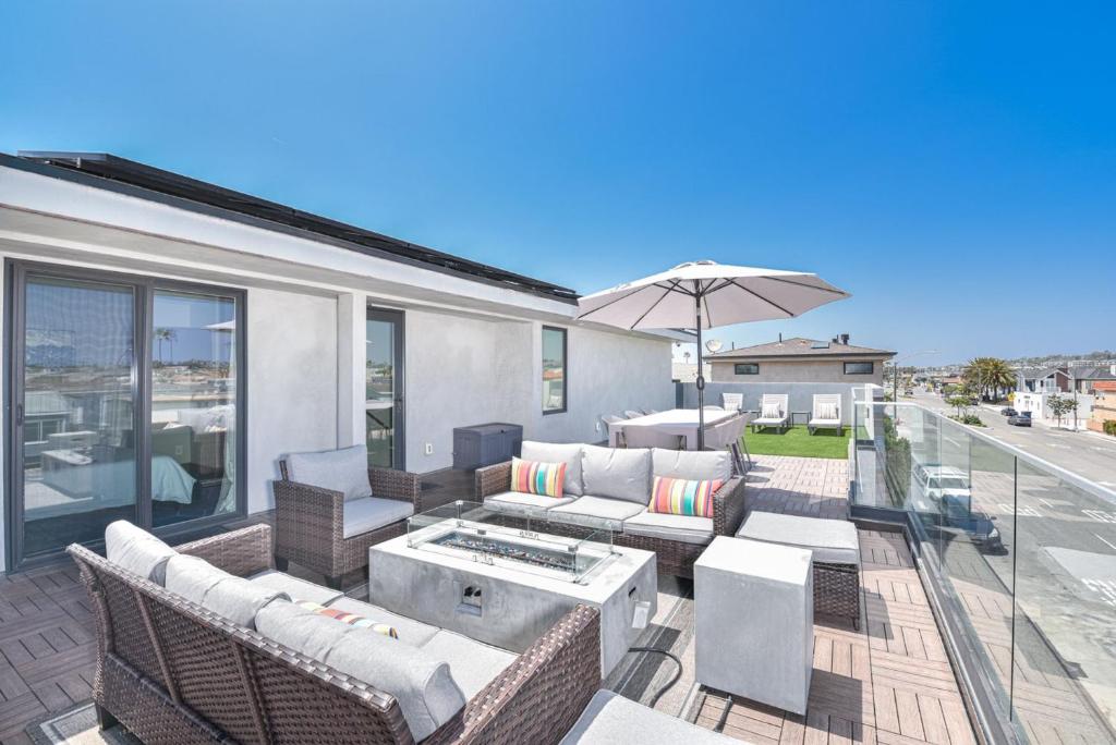 Luxury 4Br Tri-Level W Modern Interior, Rooftop Deck & Ac By Beachview ...