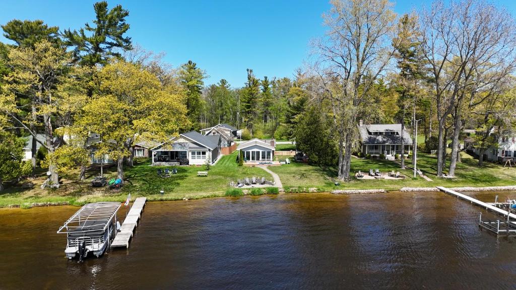 Loon Lodge - Lakefront with Private Dock!, Oscoda (updated prices 2026)