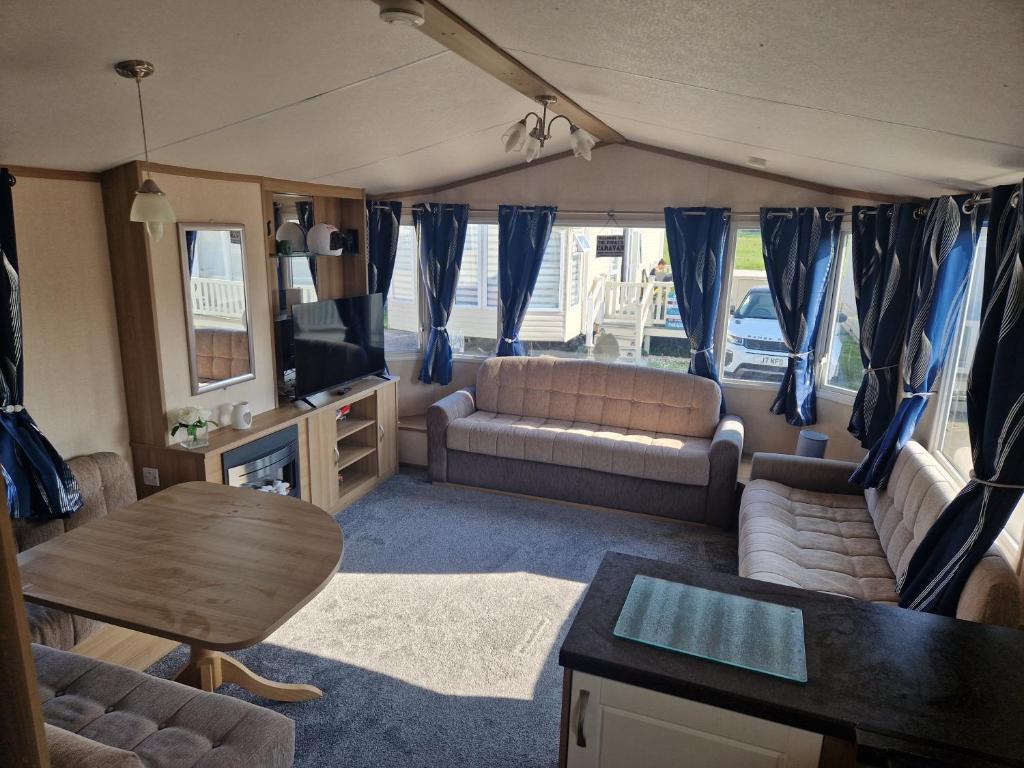 Spacious 6 Bed Caravan with Decking, Hayling Island (updated prices 2025)