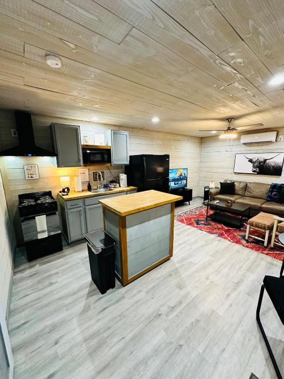 High Noon Hideout Tiny Home in Springtown TX, Springtown (precios ...
