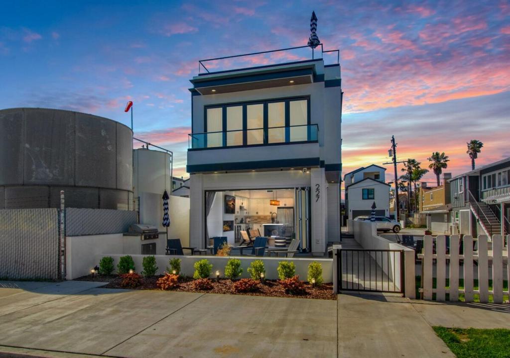 Luxury Beachside Villa Steps to Sand and Beach, Huntington Beach की ...