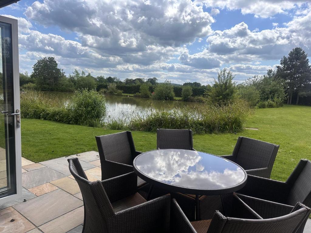 Lakeside Log Cabin, Legbourne (updated prices 2026)