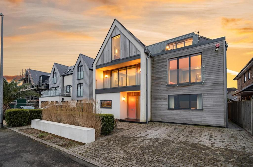Whitstable Stunning Modern House with Indoor Pool, Games Room, Cinema ...
