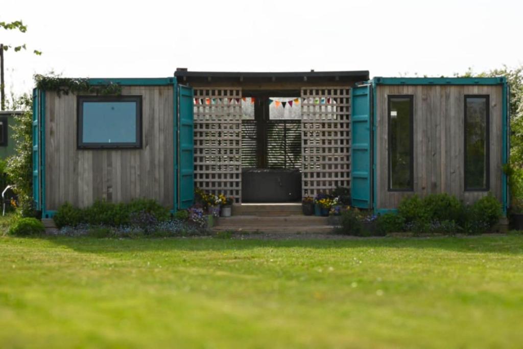 Bluebell Cabin, Badsey (updated prices 2025)