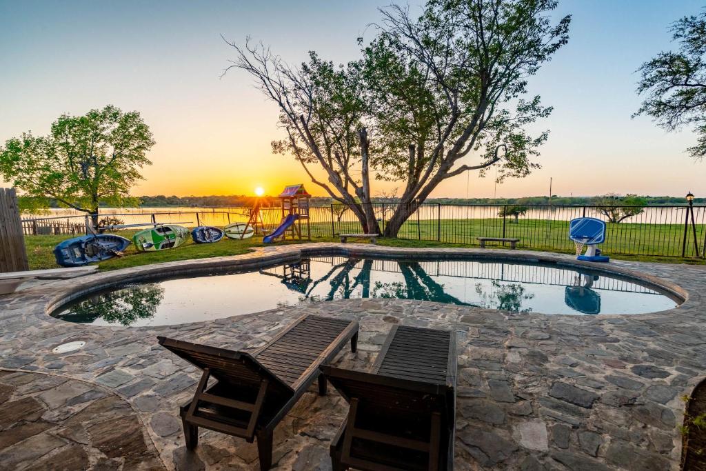Lakefront Luxe 5BR 2Bath Home with Pool & Hot Tub, Rowlett (updated ...