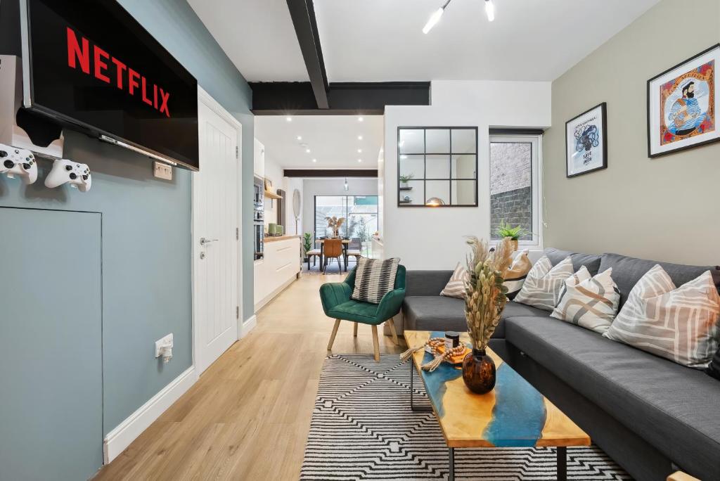 4 Bed Stunning Chic Open Plan Southsea Townhouse, Free On-Street ...