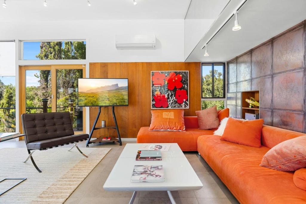 Hilltop Designer Midcentury Modern 4BR Pool HotTub, Los Angeles (tarifs ...