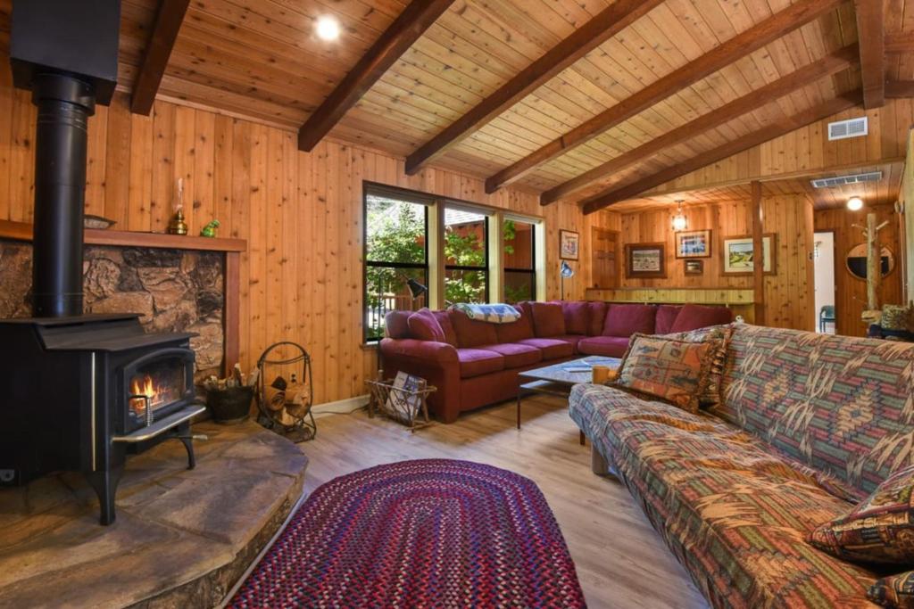 Serene Tahoe Donner Cabin mins to Lake, Ski, Golf, Truckee ...