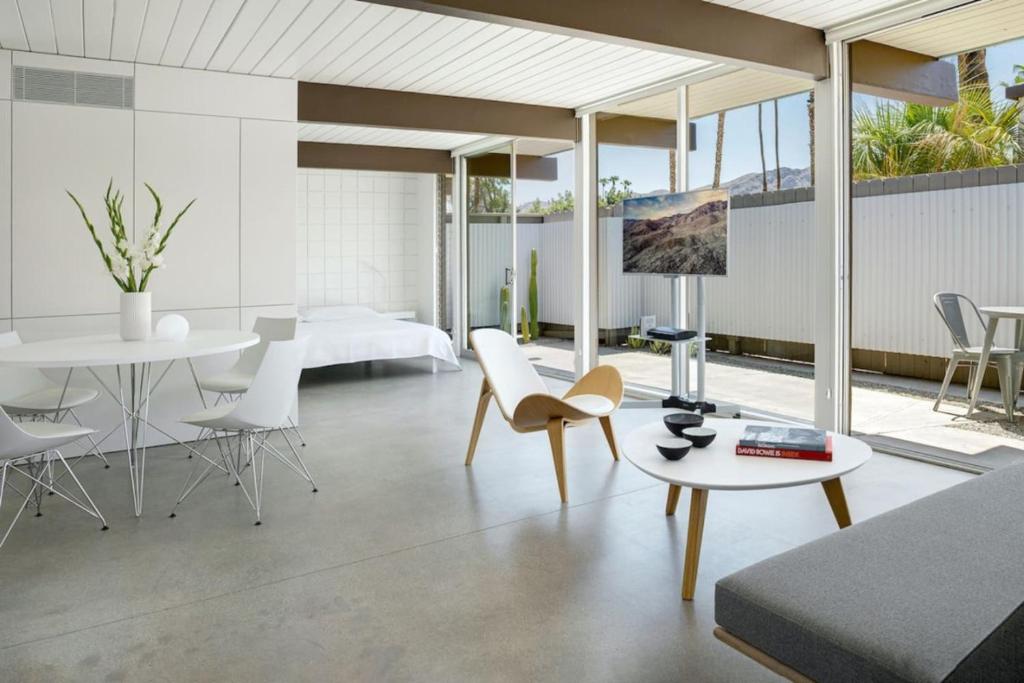 Elegant and Minimalistic Bungalow at Ocotillo Lodge, Palm Springs ...