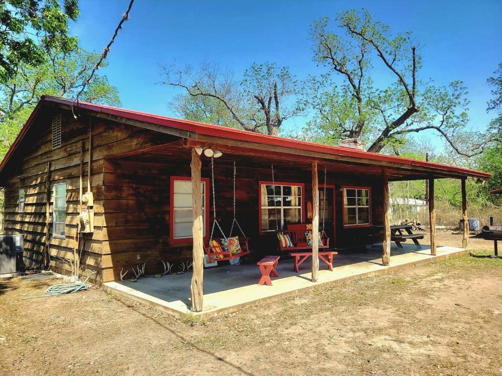 TJs Escape Landmark Oak Tree 1mile2river, Rio Frio (precios ...