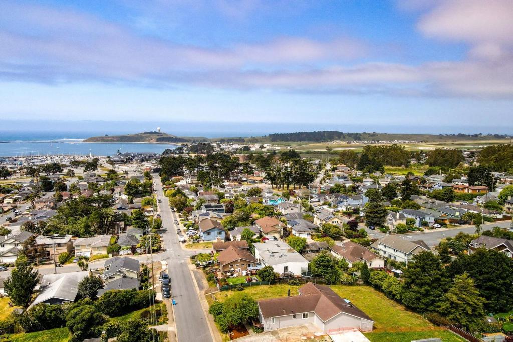 Harborlight House Coastal Comfort with Filtered Ocean Views walk to Harbor, El Granada (updated ...