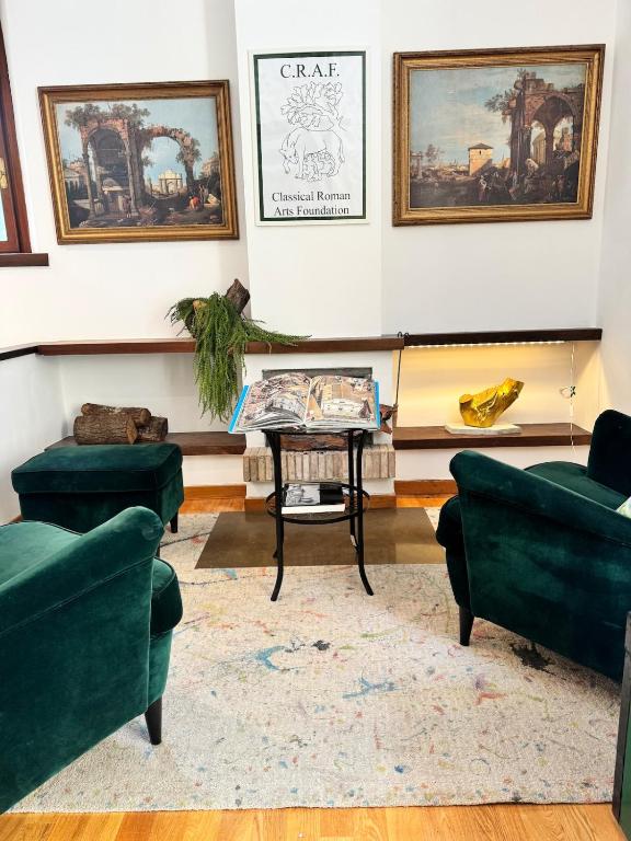 Villa Classical Roman Art - Monteverde with Garden, Rome (updated ...