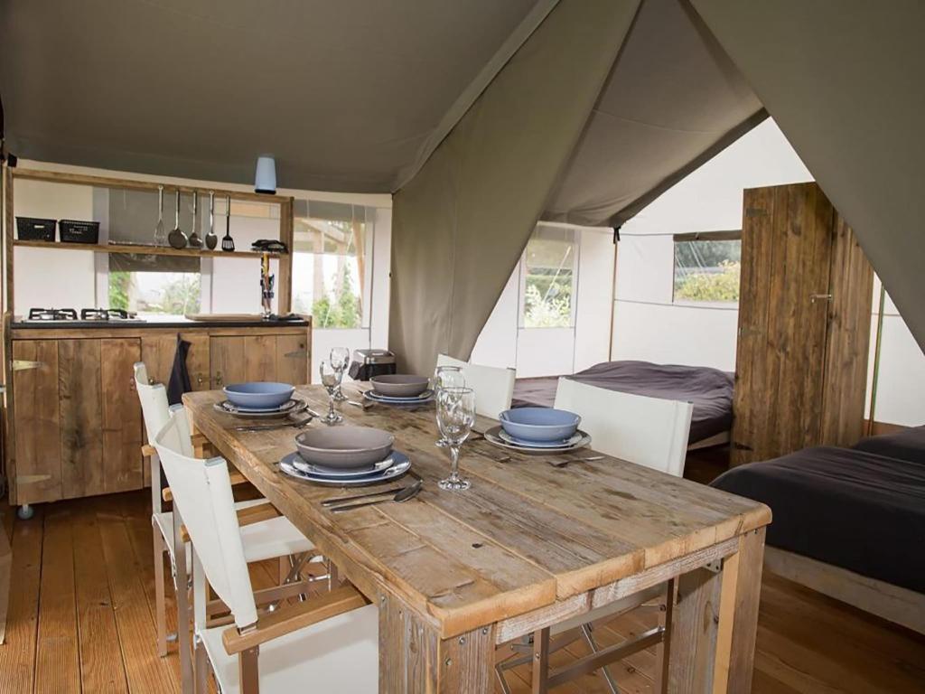 Safari Tent in Friesland near Nature, cleaning included, Twijzel ...