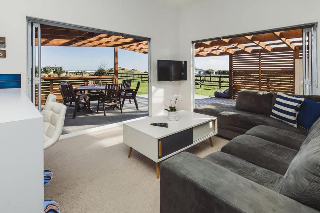 Smokey's Surf Pad - 2BR contemporary beach bach, Okato (updated prices ...