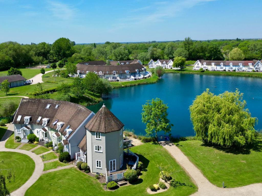 Pepperpot Lakeside Lodge on Isis & Windrush Lakes in the Cotswold Lakes ...