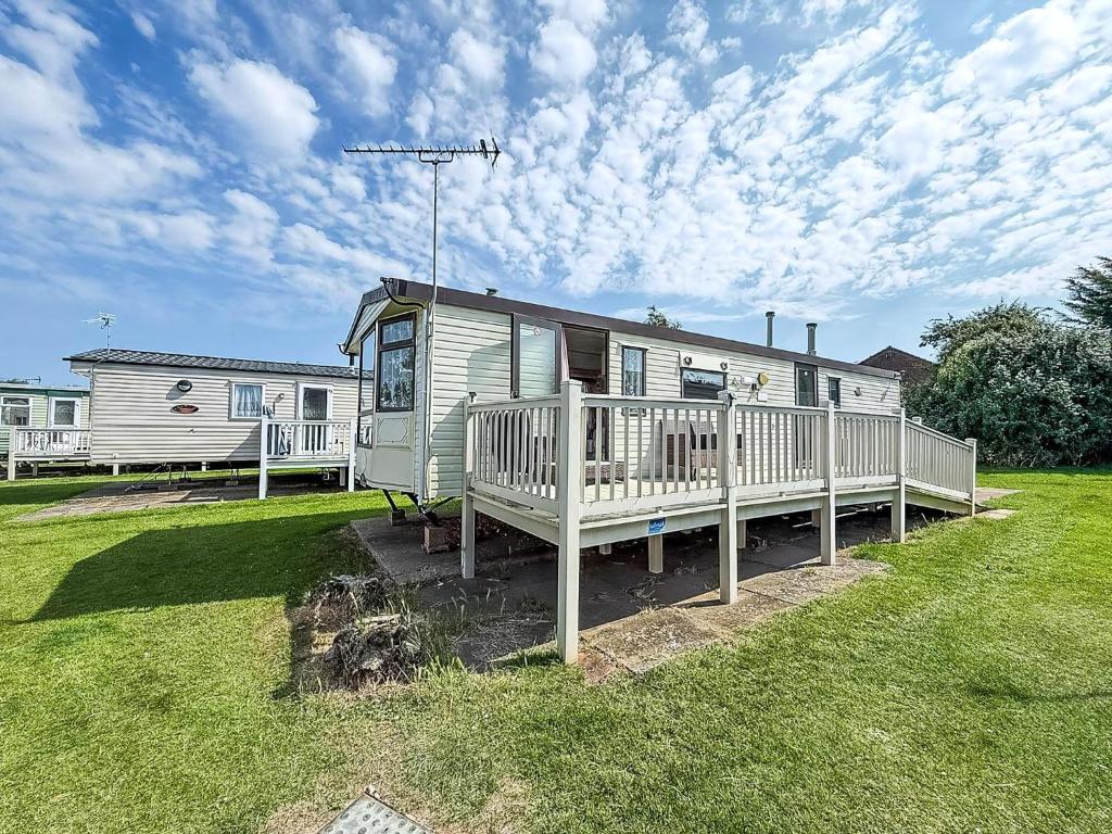 Superb Caravan With Decking Close To Hunstanton Beach In Norfolk Ref ...