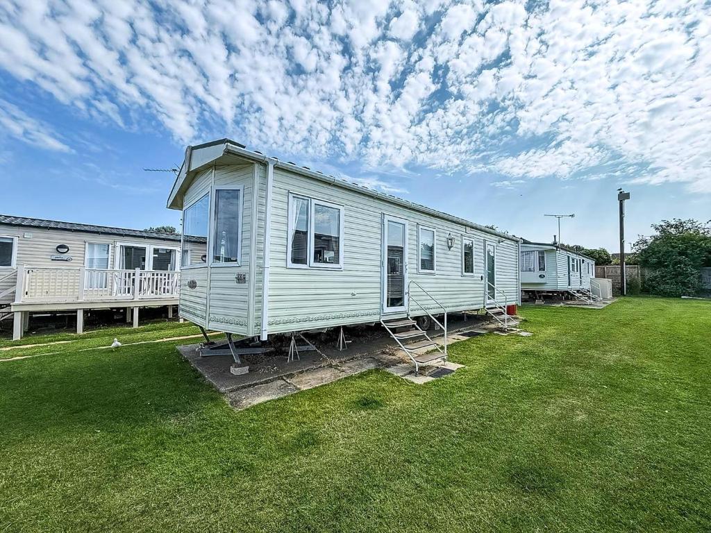 Lovely 6 Berth Caravan For Hire At Manor Park In Hunstanton Norfolk Ref ...