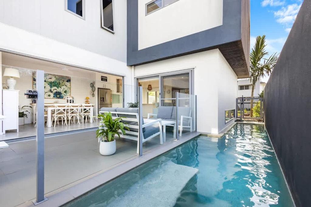 Luxury Living with Heated Pool in Birtinya, Kawana Waters (updated ...