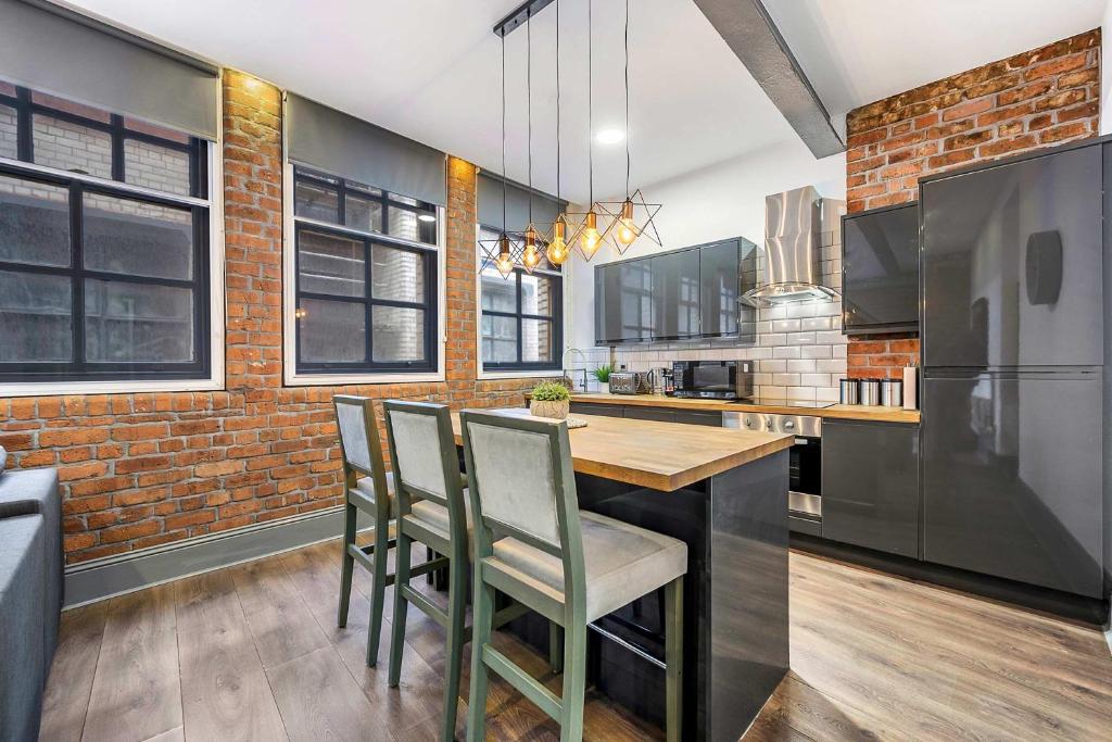 Industrial 2BR Apt, Liverpool City Centre Sleeps 8, Liverpool (updated ...