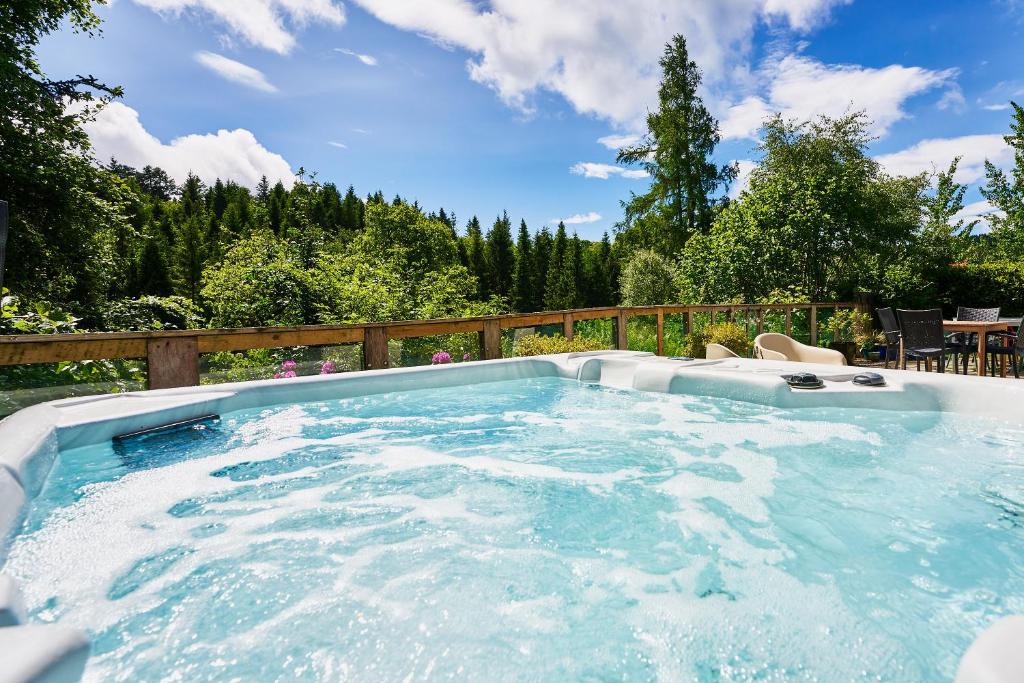 Luxury Glenardle Lodge with Hot Tub and Forest Views, Bridge of Cally ...