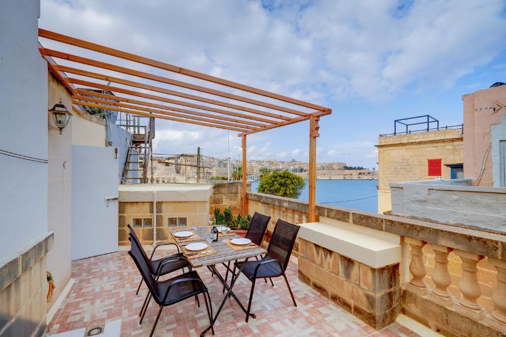 Traditional Maltese Townhouse with Roof Terrace, Сенглея (актуальные ...