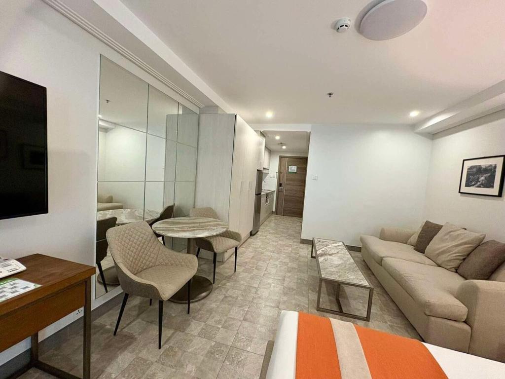 Sheryll Escapes - La Grande Phase 2 Grand Studio 404 with Balcony, Wifi ...