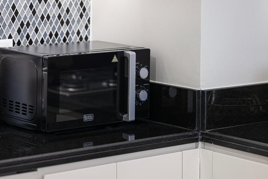 Paramount Midtown Hotel - Luxury Apartments & Infinity Pool with Burj ...