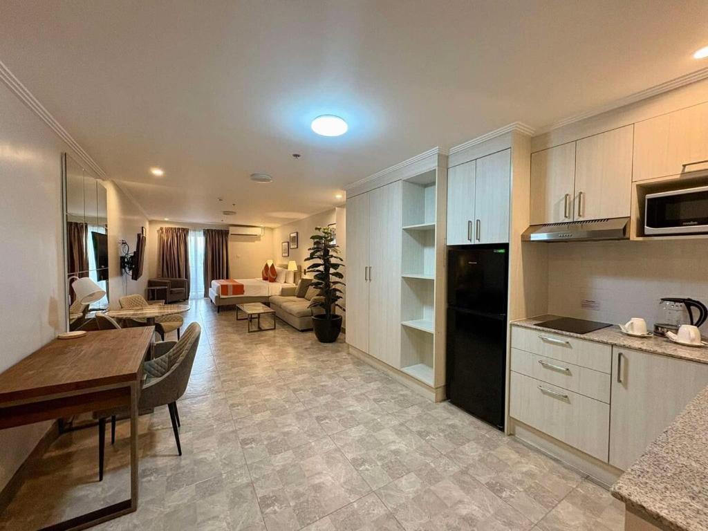 La Grande Phase 2, Grand KING Studio 517 with Balcony, Wifi & Netflix ...