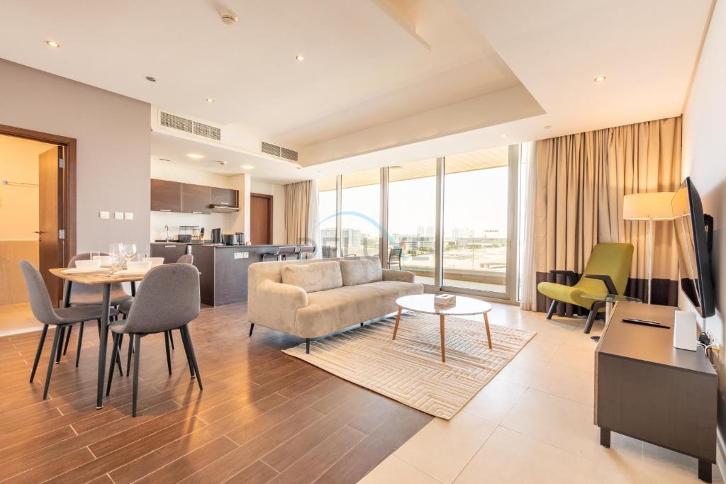 Near Dubai International Cricket Stadium, Minutes drive to Mall of the ...