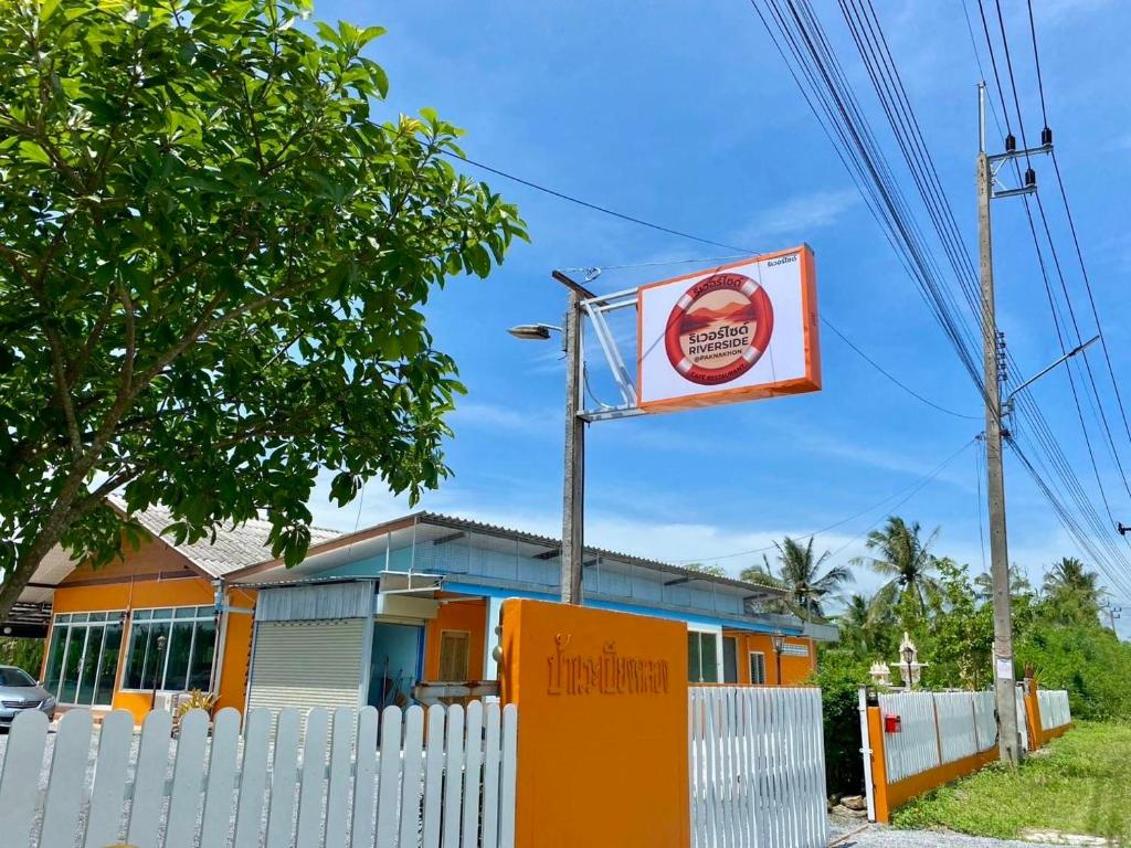 Riverside Pak Nakon Restaurant & hostel, Ban Ko Mai Phai की (2026 के ...