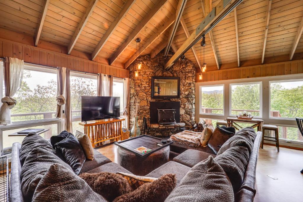 Close to Trails! Seven Devils Retreat w/ Hot Tub, Seven Devils (updated ...
